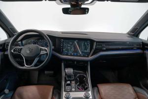Black Volkswagen Touareg 2023 in Vilnius, with an engine capacity of 3.00 L and mileage of 118 thousand km for 46900 €, photo 9 on AUTOMOTO.COM.LV