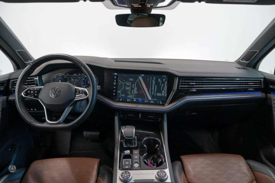 Black Volkswagen Touareg 2023 in Vilnius, with an engine capacity of 3.00 L and mileage of 118 thousand km for 46900 €, photo 9 on AUTOMOTO.COM.LV