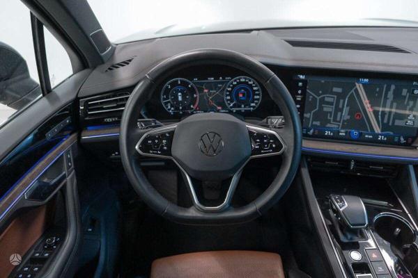 Black Volkswagen Touareg 2023 in Vilnius, with an engine capacity of 3.00 L and mileage of 118 thousand km for 46900 €, photo 10 on AUTOMOTO.COM.LV