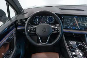 Black Volkswagen Touareg 2023 in Vilnius, with an engine capacity of 3.00 L and mileage of 118 thousand km for 46900 €, photo 10 on AUTOMOTO.COM.LV