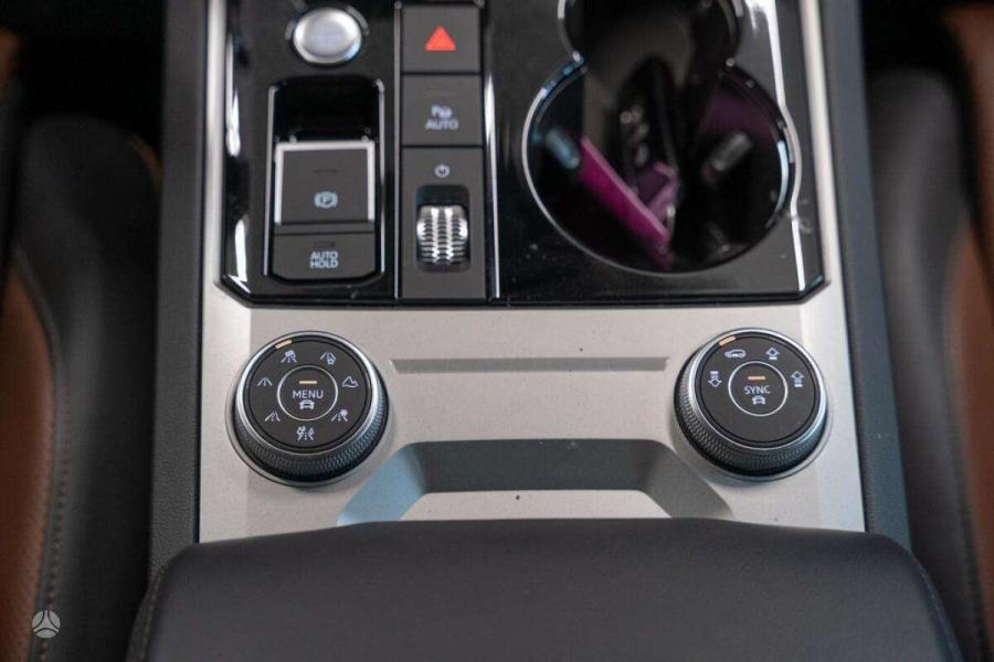 Black Volkswagen Touareg 2023 in Vilnius, with an engine capacity of 3.00 L and mileage of 118 thousand km for 46900 €, photo 23 on AUTOMOTO.COM.LV