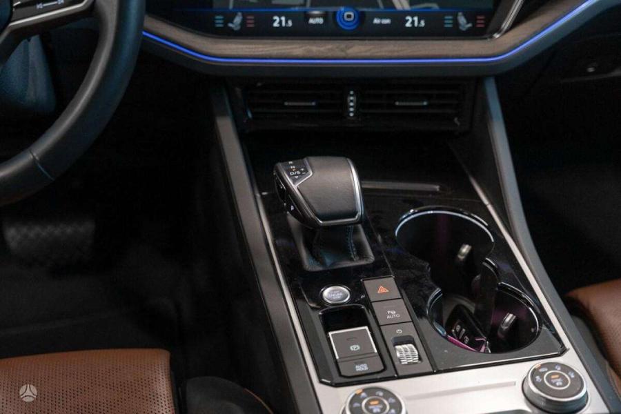 Black Volkswagen Touareg 2023 in Vilnius, with an engine capacity of 3.00 L and mileage of 118 thousand km for 46900 €, photo 24 on AUTOMOTO.COM.LV