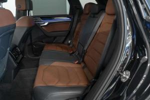 Black Volkswagen Touareg 2023 in Vilnius, with an engine capacity of 3.00 L and mileage of 118 thousand km for 46900 €, photo 26 on AUTOMOTO.COM.LV