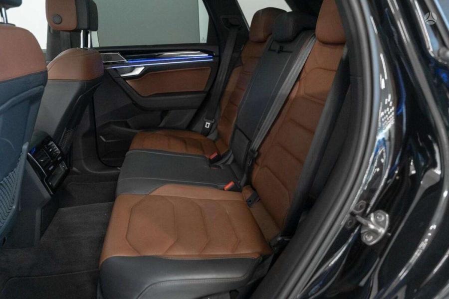 Black Volkswagen Touareg 2023 in Vilnius, with an engine capacity of 3.00 L and mileage of 118 thousand km for 46900 €, photo 26 on AUTOMOTO.COM.LV