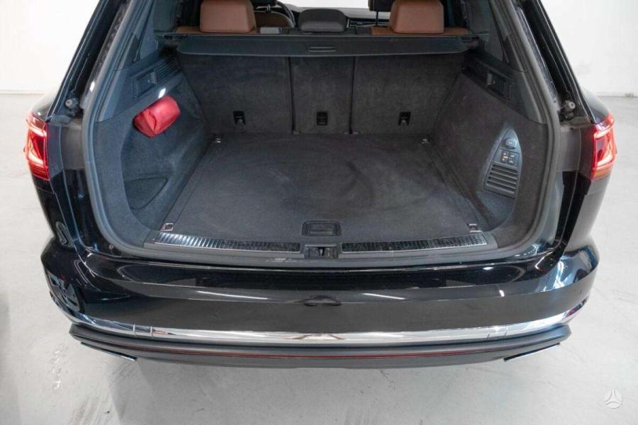 Black Volkswagen Touareg 2023 in Vilnius, with an engine capacity of 3.00 L and mileage of 118 thousand km for 46900 €, photo 30 on AUTOMOTO.COM.LV