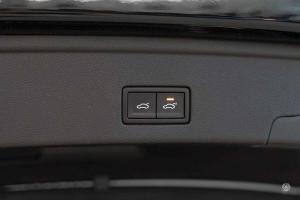Black Volkswagen Touareg 2023 in Vilnius, with an engine capacity of 3.00 L and mileage of 118 thousand km for 46900 €, photo 31 on AUTOMOTO.COM.LV