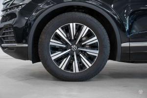 Black Volkswagen Touareg 2023 in Vilnius, with an engine capacity of 3.00 L and mileage of 118 thousand km for 46900 €, photo 34 on AUTOMOTO.COM.LV