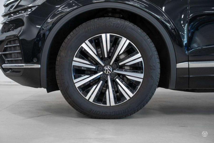 Black Volkswagen Touareg 2023 in Vilnius, with an engine capacity of 3.00 L and mileage of 118 thousand km for 46900 €, photo 34 on AUTOMOTO.COM.LV