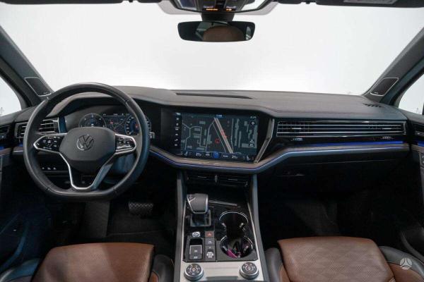 Black Volkswagen Touareg 2023 in Vilnius, with an engine capacity of 3.00 L and mileage of 118 thousand km for 46900 €, photo 9 on AUTOMOTO.COM.LV