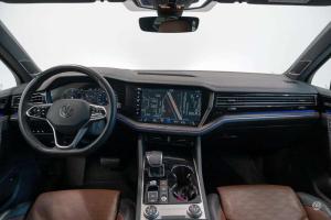 Black Volkswagen Touareg 2023 in Vilnius, with an engine capacity of 3.00 L and mileage of 118 thousand km for 46900 €, photo 9 on AUTOMOTO.COM.LV