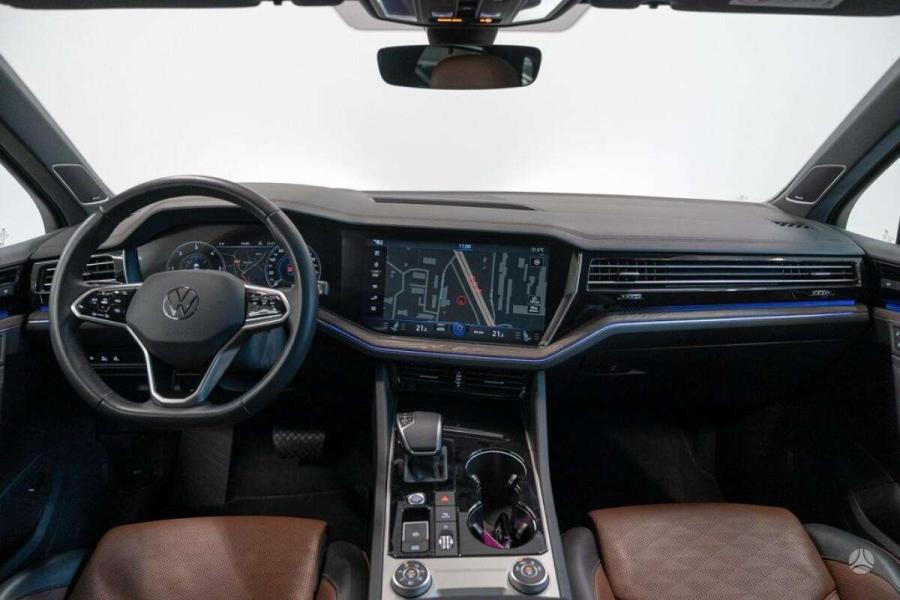 Black Volkswagen Touareg 2023 in Vilnius, with an engine capacity of 3.00 L and mileage of 118 thousand km for 46900 €, photo 9 on AUTOMOTO.COM.LV