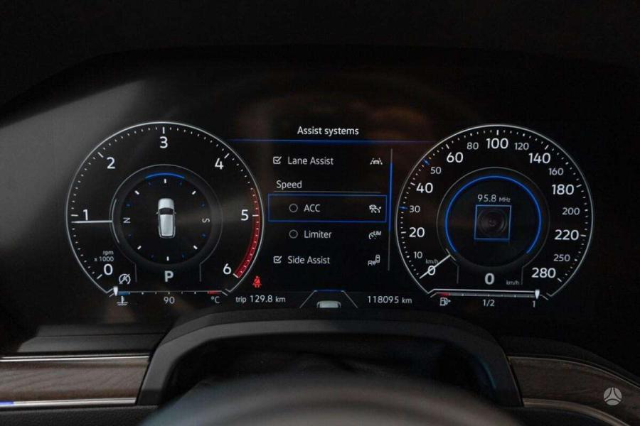 Black Volkswagen Touareg 2023 in Vilnius, with an engine capacity of 3.00 L and mileage of 118 thousand km for 46900 €, photo 13 on AUTOMOTO.COM.LV