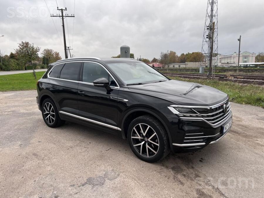 Black Volkswagen Touareg 2023 in Cesis, with an engine capacity of 3.00 L and mileage of 79 thousand km for 44000 €, photo 1 on AUTOMOTO.COM.LV