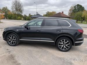 Black Volkswagen Touareg 2023 in Cesis, with an engine capacity of 3.00 L and mileage of 79 thousand km for 44000 €, photo 3 on AUTOMOTO.COM.LV