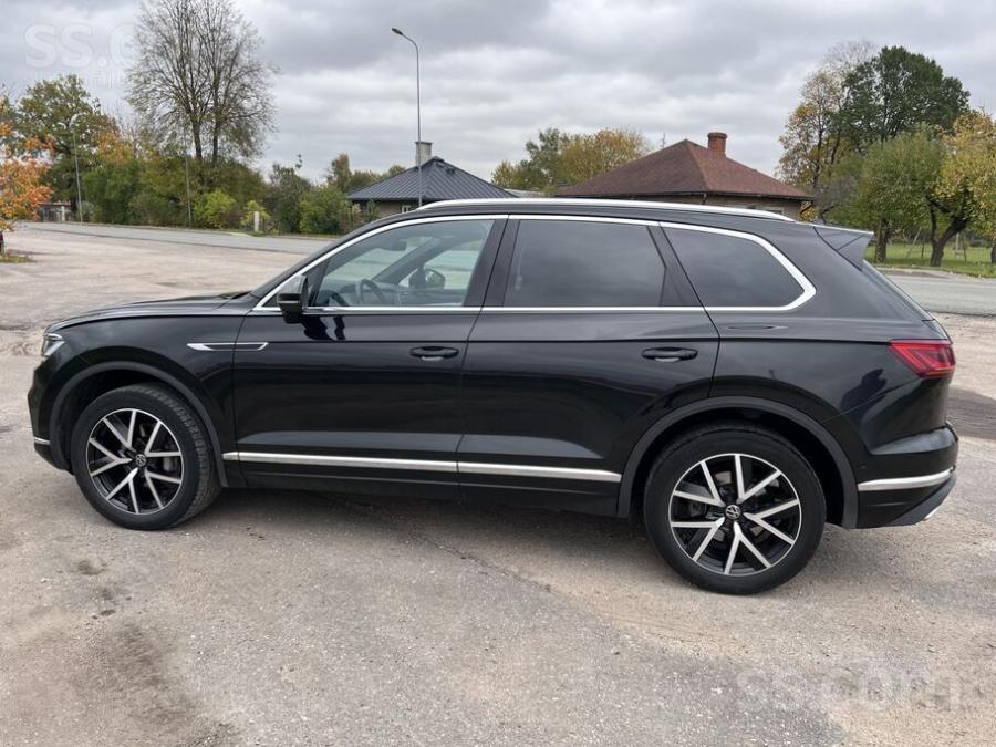 Black Volkswagen Touareg 2023 in Cesis, with an engine capacity of 3.00 L and mileage of 79 thousand km for 44000 €, photo 3 on AUTOMOTO.COM.LV