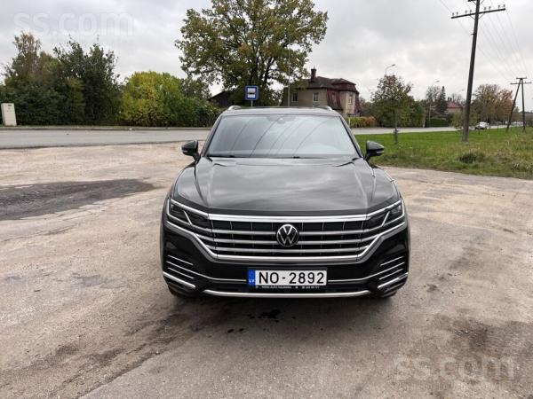 Volkswagen Touareg 2023 in Cesis on AUTOMOTO.COM.LV Black Volkswagen Touareg 2023 in Cesis, with an engine capacity of 3.00 L and mileage of 79 thousand km for 44000 €, photo 4 on AUTOMOTO.COM.LV