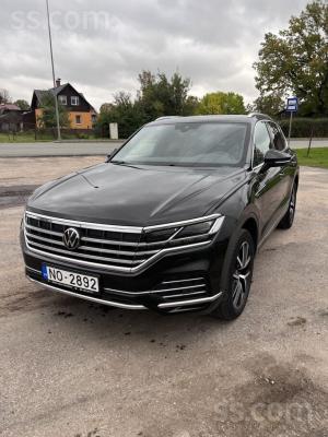 Black Volkswagen Touareg 2023 in Cesis, with an engine capacity of 3.00 L and mileage of 79 thousand km for 44000 €, photo 5 on AUTOMOTO.COM.LV