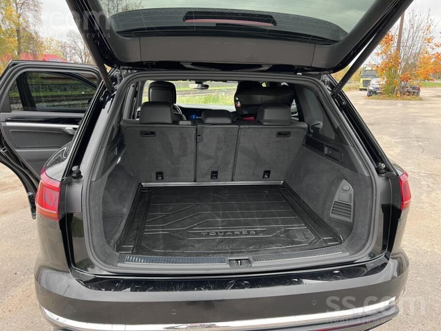 Black Volkswagen Touareg 2023 in Cesis, with an engine capacity of 3.00 L and mileage of 79 thousand km for 44000 €, photo 6 on AUTOMOTO.COM.LV