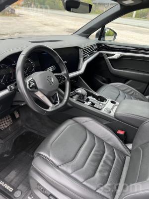 Black Volkswagen Touareg 2023 in Cesis, with an engine capacity of 3.00 L and mileage of 79 thousand km for 44000 €, photo 7 on AUTOMOTO.COM.LV