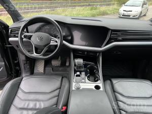 Black Volkswagen Touareg 2023 in Cesis, with an engine capacity of 3.00 L and mileage of 79 thousand km for 44000 €, photo 8 on AUTOMOTO.COM.LV