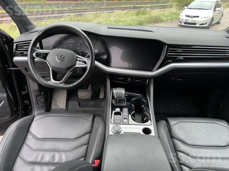 Black Volkswagen Touareg 2023 in Cesis, with an engine capacity of 3.00 L and mileage of 79 thousand km for 44000 €, photo 8 on AUTOMOTO.COM.LV