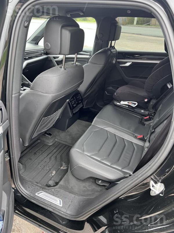 Volkswagen Touareg 2023 in Cesis on AUTOMOTO.COM.LV Black Volkswagen Touareg 2023 in Cesis, with an engine capacity of 3.00 L and mileage of 79 thousand km for 44000 €, photo 9 on AUTOMOTO.COM.LV