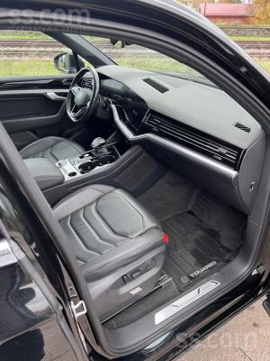 Black Volkswagen Touareg 2023 in Cesis, with an engine capacity of 3.00 L and mileage of 79 thousand km for 44000 €, photo 10 on AUTOMOTO.COM.LV