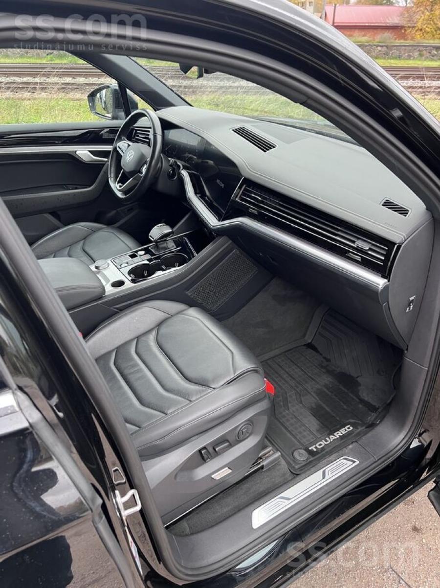 Black Volkswagen Touareg 2023 in Cesis, with an engine capacity of 3.00 L and mileage of 79 thousand km for 44000 €, photo 10 on AUTOMOTO.COM.LV