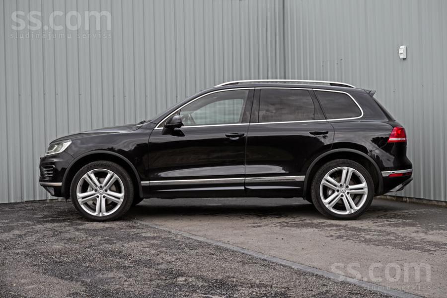 Black Volkswagen Touareg 2024 in Ogre, with an engine capacity of 3.00 L and mileage of 310 thousand km for 14900 €, photo 4 on AUTOMOTO.COM.LV
