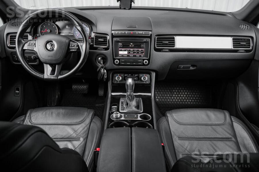 Black Volkswagen Touareg 2024 in Ogre, with an engine capacity of 3.00 L and mileage of 310 thousand km for 14900 €, photo 7 on AUTOMOTO.COM.LV