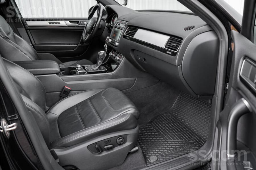 Black Volkswagen Touareg 2024 in Ogre, with an engine capacity of 3.00 L and mileage of 310 thousand km for 14900 €, photo 8 on AUTOMOTO.COM.LV