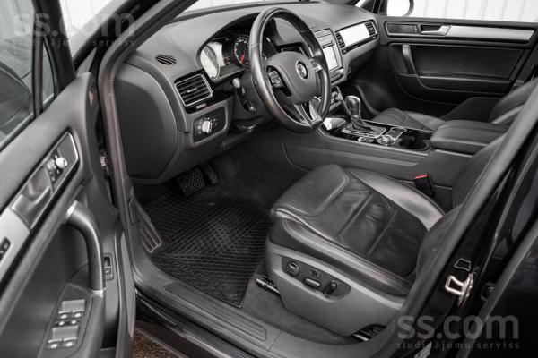 Black Volkswagen Touareg 2024 in Ogre, with an engine capacity of 3.00 L and mileage of 310 thousand km for 14900 €, photo 10 on AUTOMOTO.COM.LV