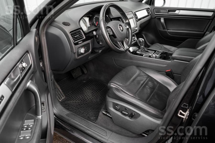 Black Volkswagen Touareg 2024 in Ogre, with an engine capacity of 3.00 L and mileage of 310 thousand km for 14900 €, photo 10 on AUTOMOTO.COM.LV