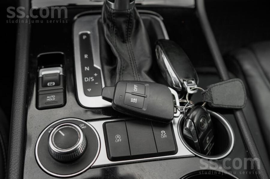 Black Volkswagen Touareg 2024 in Ogre, with an engine capacity of 3.00 L and mileage of 310 thousand km for 14900 €, photo 14 on AUTOMOTO.COM.LV