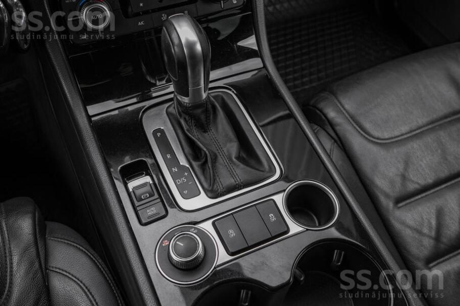 Black Volkswagen Touareg 2024 in Ogre, with an engine capacity of 3.00 L and mileage of 310 thousand km for 14900 €, photo 16 on AUTOMOTO.COM.LV