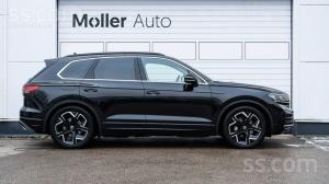 Black Volkswagen Touareg 2025 in Riga, with an engine capacity of 3.00 L and mileage of 15 thousand km for 63950 €, photo 6 on AUTOMOTO.COM.LV