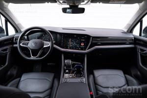 Black Volkswagen Touareg 2025 in Riga, with an engine capacity of 3.00 L and mileage of 15 thousand km for 63950 €, photo 9 on AUTOMOTO.COM.LV