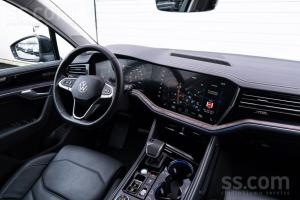 Black Volkswagen Touareg 2025 in Riga, with an engine capacity of 3.00 L and mileage of 15 thousand km for 63950 €, photo 10 on AUTOMOTO.COM.LV