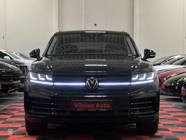 Melns Volkswagen Touareg 2025 Viļņa, ar dzinēja tilpumu 2.97 L un nobraukumu 5 tūkst. km par 54500 €, foto 2 vietnē AUTOMOTO.COM.LV