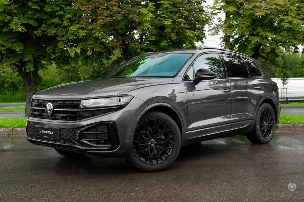Melns Volkswagen Touareg 2025 Viļņa, ar dzinēja tilpumu 2.97 L un nobraukumu 24 tūkst. km par 68900 €, foto 1 vietnē AUTOMOTO.COM.LV