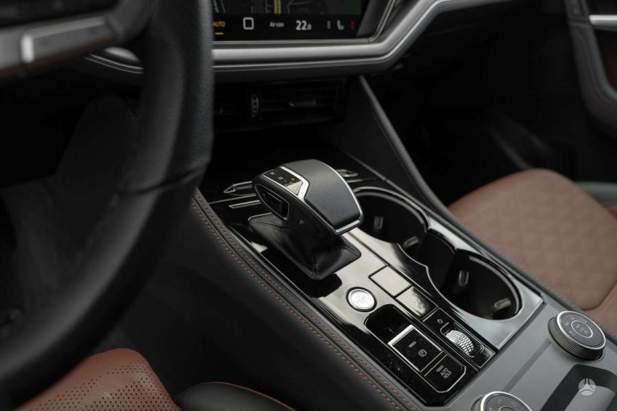 Melns Volkswagen Touareg 2025 Viļņa, ar dzinēja tilpumu 2.97 L un nobraukumu 24 tūkst. km par 68900 €, foto 31 vietnē AUTOMOTO.COM.LV