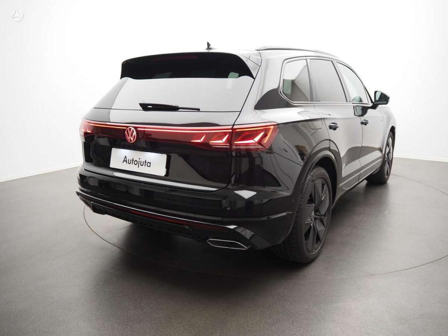 Black Volkswagen Touareg 2025 in Vilnius, with an engine capacity of 2.97 L and mileage of 17 thousand km for 72500 €, photo 5 on AUTOMOTO.COM.LV