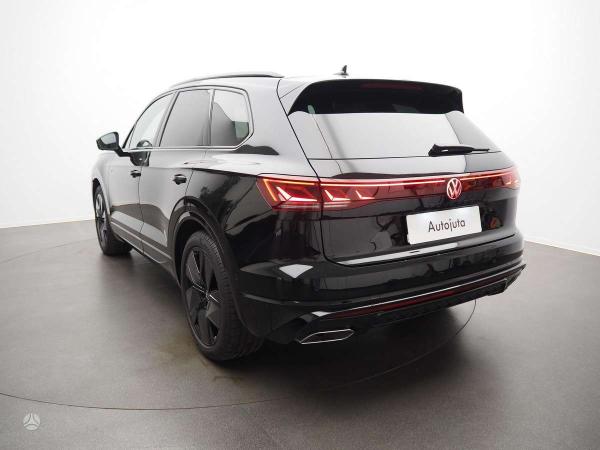 Melns Volkswagen Touareg 2025 Viļņa, ar dzinēja tilpumu 2.97 L un nobraukumu 17 tūkst. km par 72500 €, foto 7 vietnē AUTOMOTO.COM.LV