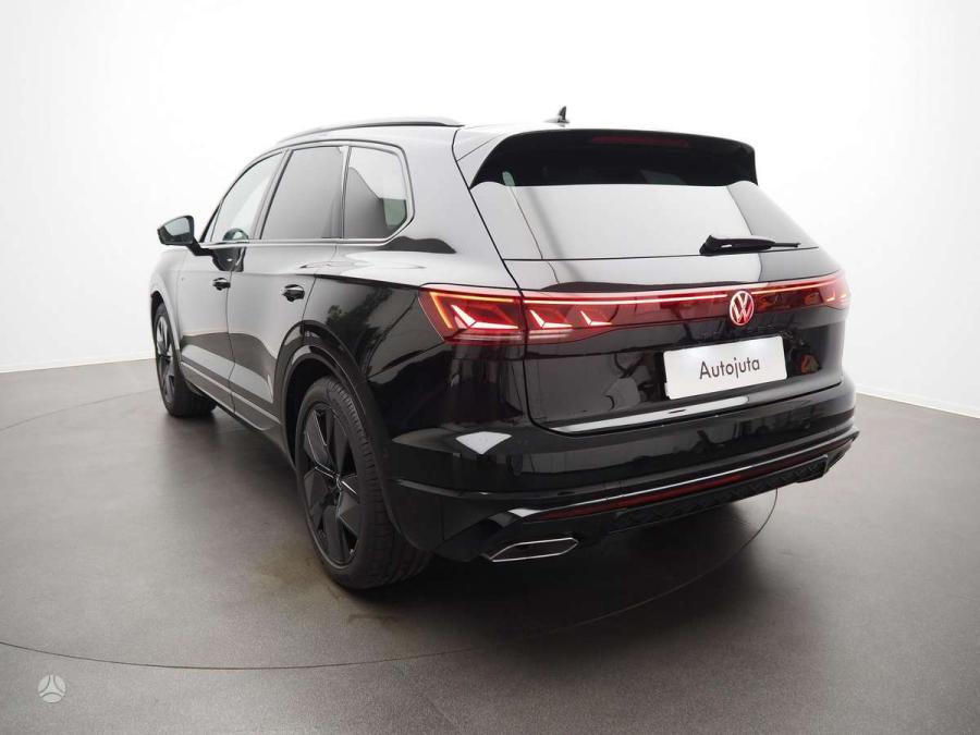 Black Volkswagen Touareg 2025 in Vilnius, with an engine capacity of 2.97 L and mileage of 17 thousand km for 72500 €, photo 7 on AUTOMOTO.COM.LV