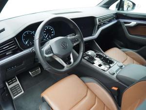 Black Volkswagen Touareg 2025 in Vilnius, with an engine capacity of 2.97 L and mileage of 17 thousand km for 72500 €, photo 11 on AUTOMOTO.COM.LV