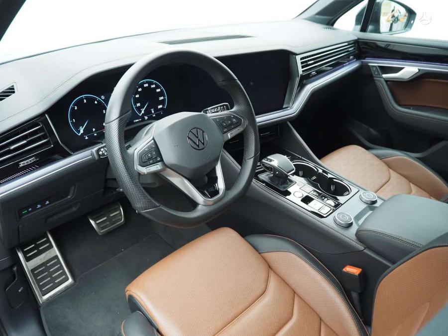 Black Volkswagen Touareg 2025 in Vilnius, with an engine capacity of 2.97 L and mileage of 17 thousand km for 72500 €, photo 11 on AUTOMOTO.COM.LV
