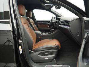 Black Volkswagen Touareg 2025 in Vilnius, with an engine capacity of 2.97 L and mileage of 17 thousand km for 72500 €, photo 13 on AUTOMOTO.COM.LV