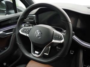 Black Volkswagen Touareg 2025 in Vilnius, with an engine capacity of 2.97 L and mileage of 17 thousand km for 72500 €, photo 23 on AUTOMOTO.COM.LV