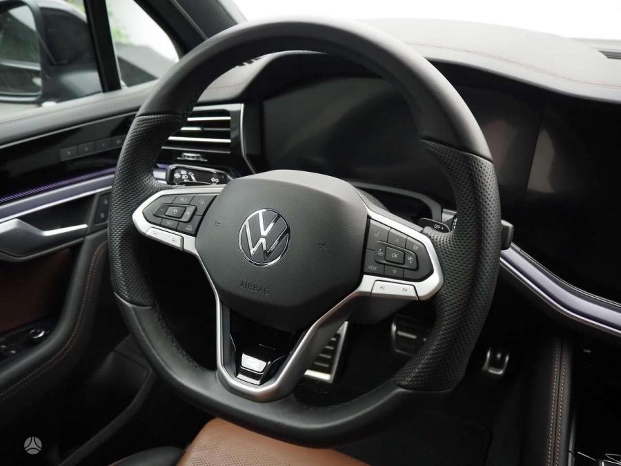Black Volkswagen Touareg 2025 in Vilnius, with an engine capacity of 2.97 L and mileage of 17 thousand km for 72500 €, photo 23 on AUTOMOTO.COM.LV