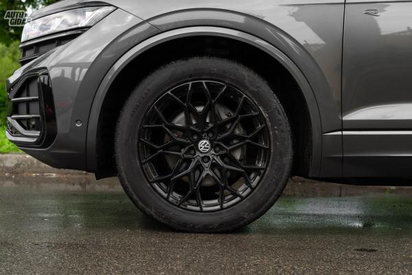 Volkswagen Touareg 2025 Viļņa vietnē Melns Volkswagen Touareg 2025 Viļņa, ar dzinēja tilpumu 3.00 L un nobraukumu 24 tūkst. km par 68900 €, foto 5 vietnē AUTOMOTO.COM.LV